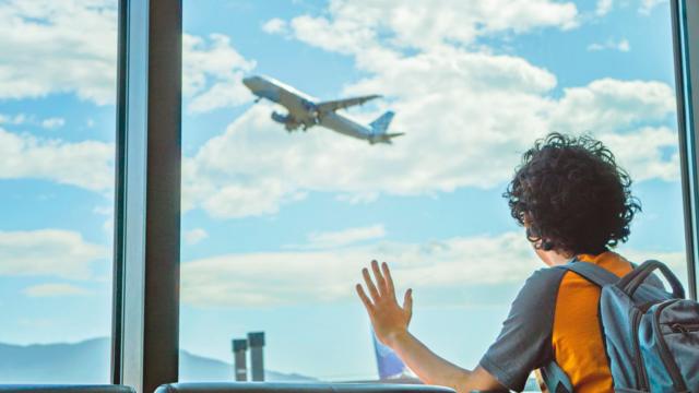 El niño de 6 años que viajaba sin la compañía de un adulto y fue puesto ...