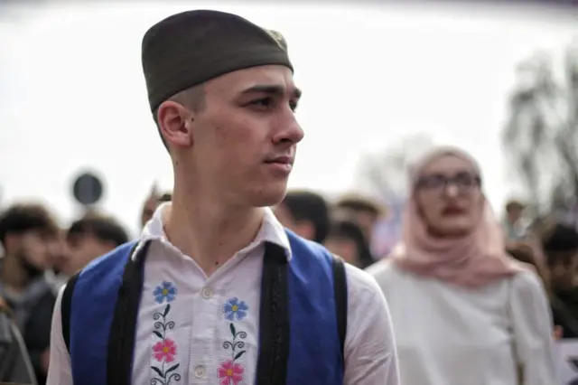 „Pohitajte u Pazar": Veliki studentski protest u Novom Pazaru - BBC ...