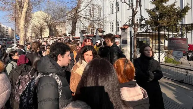 Lekari podržali studente u Srbiji, novi zahtevi nastavnika Ministarstvu prosvete - BBC News na ...