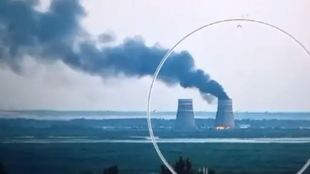 ゼレンスキー大統領は「ロシアの占領者がザポリッジャ原発の敷地内で火災を発生させた様子」と動画を投稿した