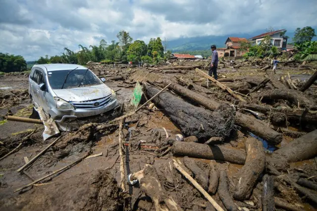 Sumatra Barat: Banjir bandang dan lahar di Sumbar tewaskan puluhan ...