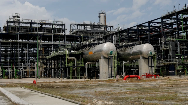 Dangote Refinery: NNPCL, Aliko Dangote and weda price of fuel fit cheap for Nigeria? - BBC News ...