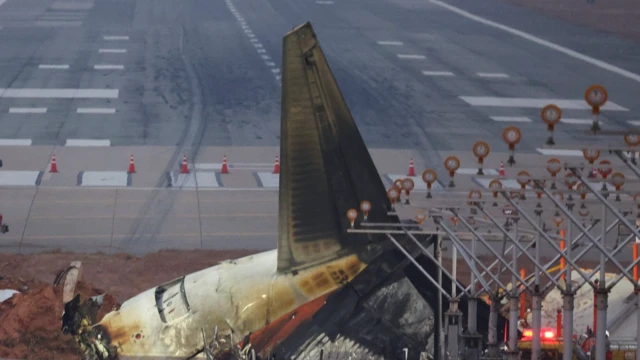 Jeju Air: Duka dan amarah keluarga yang menanti jenazah korban kecelakaan pesawat di Korea ...