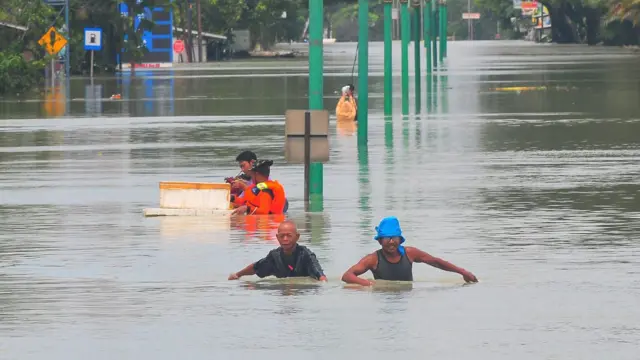Banjir Demak: Apa penyebabnya dan sampai kapan hujan ekstrem melanda? - BBC News Indonesia