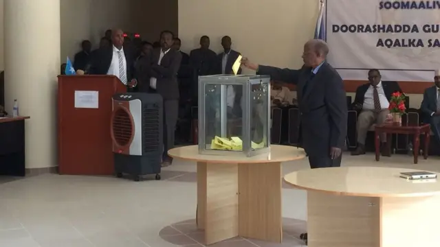 Xildhibaan Cabdi Xaashi oo loo doortay gudoomiyaha Aqalka Sare - BBC ...