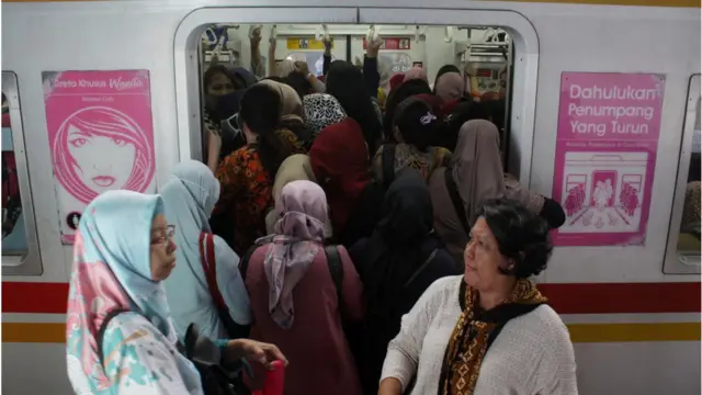 Ribuan perempuan dilecehkan di transportasi umum, 'saya harus selalu waspada setiap naik kereta ...