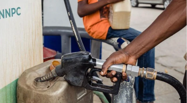 Ụzọ ise ụmụafọ Naịjirịa siri na-anya ndụ n’ihi ọnụ ngwaahịa na-arị elu - BBC News Ìgbò