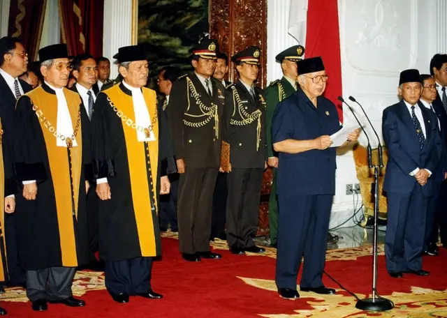 Pembantaian 'dukun santet' 1998-1999 di Banyuwangi: 'Ada tanda silang, lampu tiba-tiba mati, dan ...