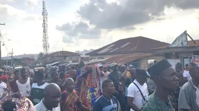 Oloolu: Àlàyé rèé lórí ìdí tí egúngún Ajé kìí fi wọ bàtà tàbí fojú kan ...