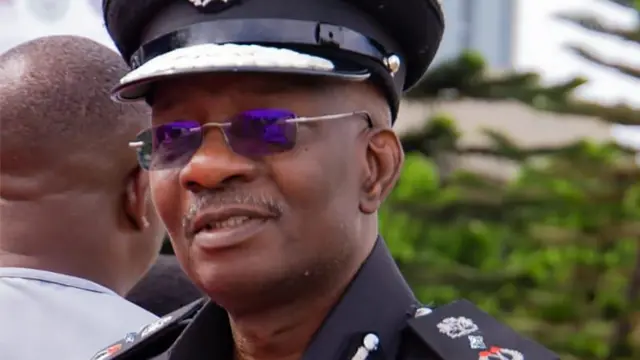 Ó ń ṣe mí bíi kìnìún tó ń bú ramúramù láti pa àwọn ọ̀daràn tó ń dàmú ...