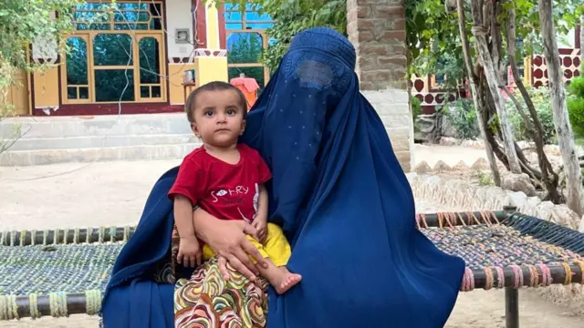 د افغانستان هغه روغتون چې ماشومان پکې له خوارځواکۍ مري - BBC News پښتو