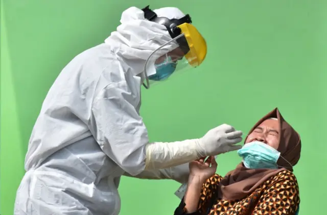 Covid-19 Indonesia tembus satu juta: Pasien ditolak rumah sakit, kasus ...