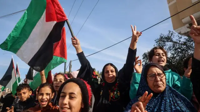 Gaza: Israel bebaskan 90 tahanan Palestina, Hamas serahkan tiga sandera di Gaza - BBC News Indonesia