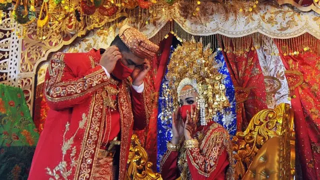 Pernikahan di tengah pandemi Covid-19: 'Dilarang bersalaman dengan pengantin' hingga 'dilarang ...