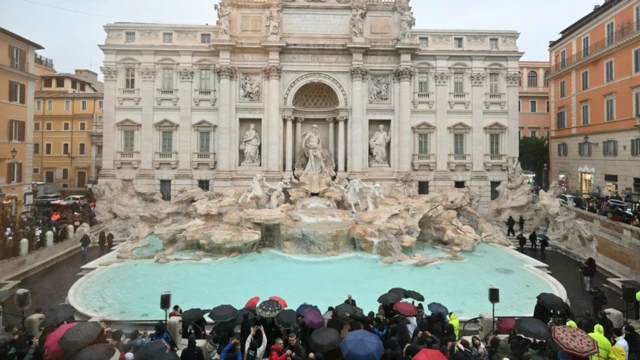 Roma regula el ingreso a la Fontana de Trevi para evitar las ...