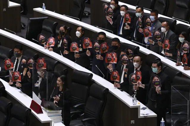 อนาคตก้าวไกล กลางดงต้านนโยบายแก้ ม. 112 - BBC News ไทย