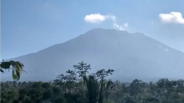 Rekahan kawah 'makin lebar', Gunung Agung 'siap meletus' - BBC News Indonesia