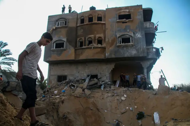 Palestina: Khan Younis, kota yang porak poranda di Gaza selatan dengan ... Palestina: Khan Younis, kota yang porak poranda di Gaza selatan dengan ...