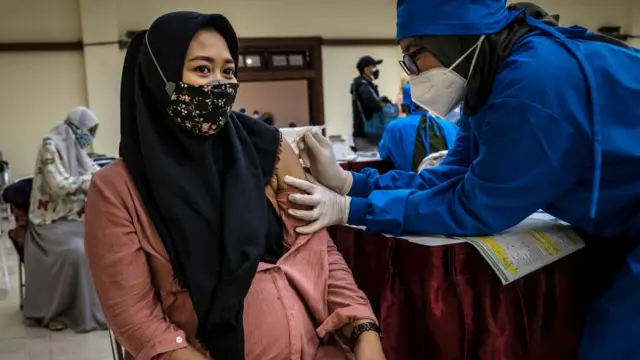 Vaksin Covid-19 gratis untuk lansia, ibu hamil, dan orang dengan ...