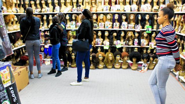 Visite guidée à Matongé, le quartier africain de Bruxelles - BBC News ...