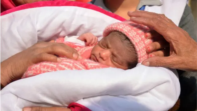 طفلة رضيعة تتعافى بعد إنقاذها من حفرة للصرف الصحي في مومباي بالهند