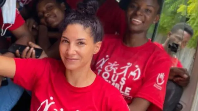 "Te pegan, te quiebran los brazos, a las mujeres las violan": cómo vive una chilena dentro de ...