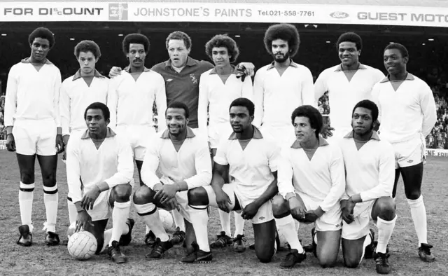 Negros contra blancos: el partido de fútbol que enfrentó a dos equipos ...