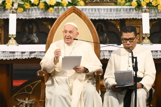 Paus Fransiskus datang ke Indonesia: Cerita di balik kursi yang digunakan Paus Fransiskus di ...