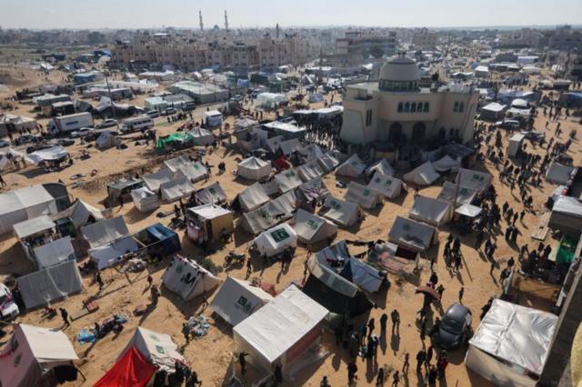 Israel-Gaza: Tiga pertanyaan dari serangan Israel di Gaza selatan - BBC ...