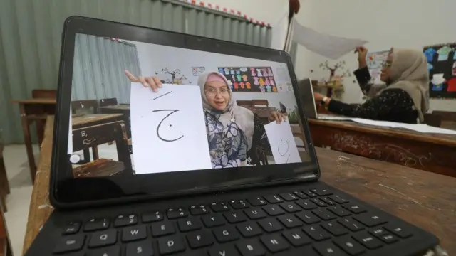 Polemik rencana Prabowo bagikan 330 ribu smart TV ke sekolah - BBC News ...