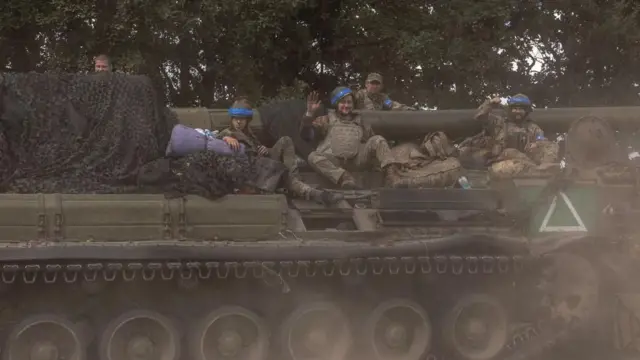 ウクライナ北東部スーミ州でウクライナ軍の装甲車がロシア国境へ進む様子