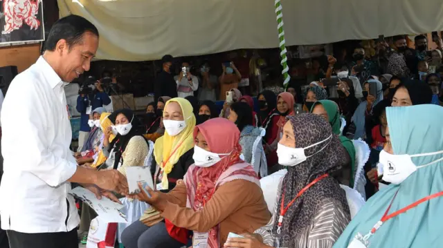 Pilpres 2024: Jokowi dulu dan sekarang, antara ‘harapan dan kenyataan’ - BBC News Indonesia