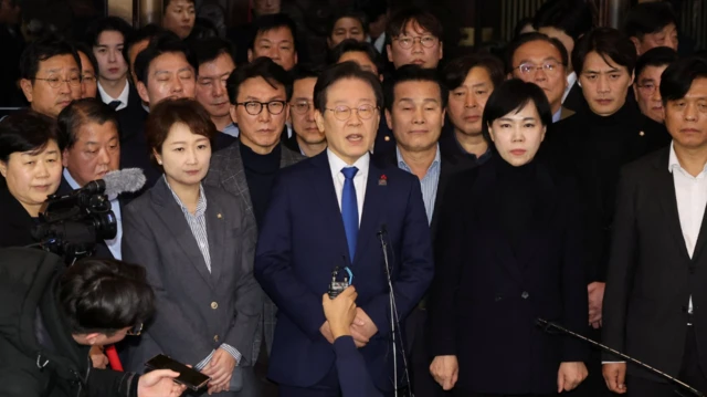 Loi martiale en Corée du Sud : Pourquoi le président Yoon Suk-yeol l'a-t-il déclarée ? - BBC ...