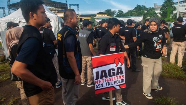 Pilpres 2024: Presiden Jokowi naikkan gaji PNS jelang pencoblosan - Apakah akan memengaruhi para ...