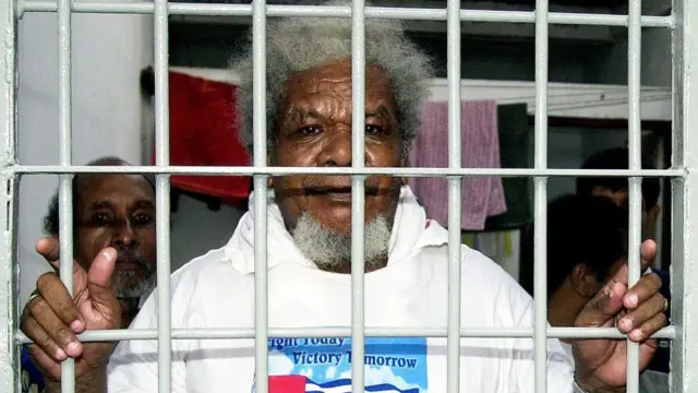 Papua: Polemik pemindahan makam Theys Hiyo Eluay - Dihendaki keluarga ...