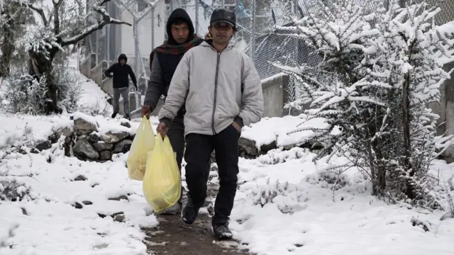 La dura ola de frío que golpea a los migrantes y refugiados en Europa ...