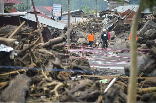 Sumatra Barat: Banjir bandang dan lahar di Sumbar tewaskan puluhan orang, tim penolong masih ...