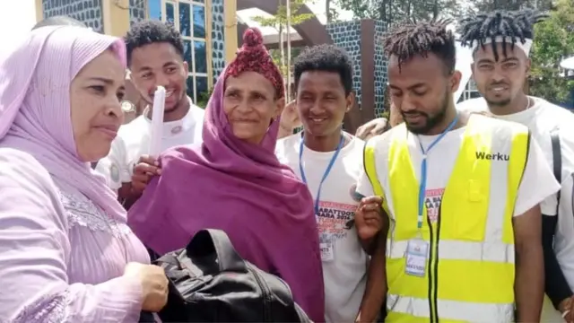 12ኛ ክፍልን ከልጃቸው ጋር ተፈትነው ዩኒቨርስቲ የገቡት አርሶ አደሯ የአራት ልጆች እናት - BBC News አማርኛ