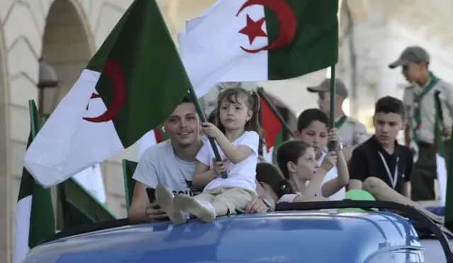 Migration inversée : Pourquoi je déménage de la France vers l'Algérie - BBC News Afrique