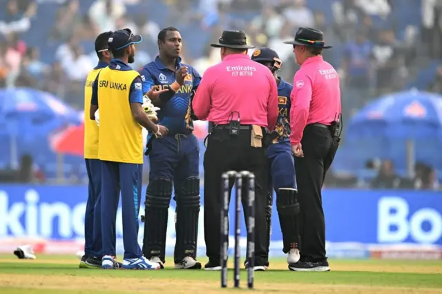 टाइम आउट SL vs BAN : अँजलो मॅथ्यूज कसा आऊट झाला? पीचवर नेमकं काय घडलं ...