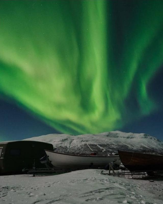'Lubang biru', fenomena langka di tengah pemandangan Aurora Borealis ...