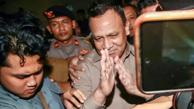 Presiden Jokowi resmi berhentikan Firli Bahuri dari KPK - Apa saja 'dosa-dosa' Firli menurut ...