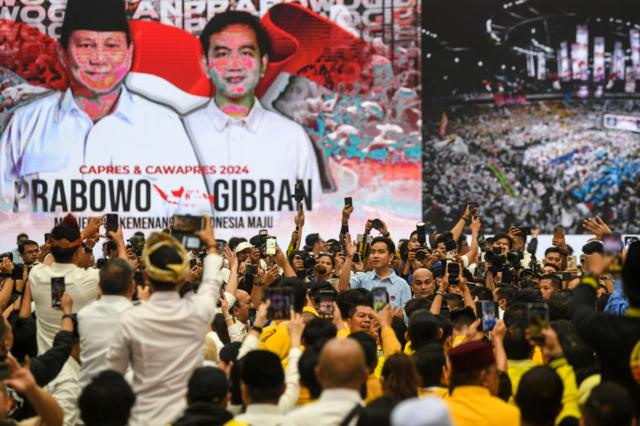 Prabowo-Gibran daftar capres-cawapres ke KPU, elektabilitasnya untung atau buntung? - BBC News ...