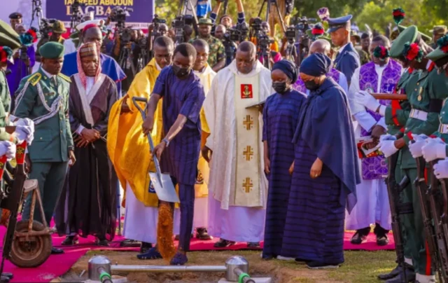 Waiwaye : Fara murƙushe Lakurawa da jana'izar Janar Lagbaja - BBC News Hausa