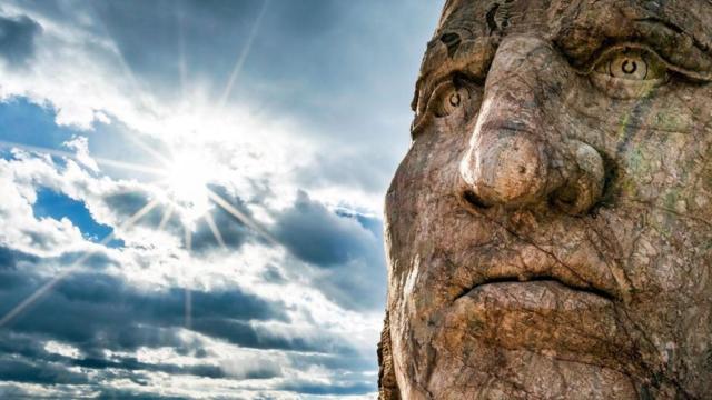 La familia que desde hace 70 años esculpe un monumento a los indígenas ...