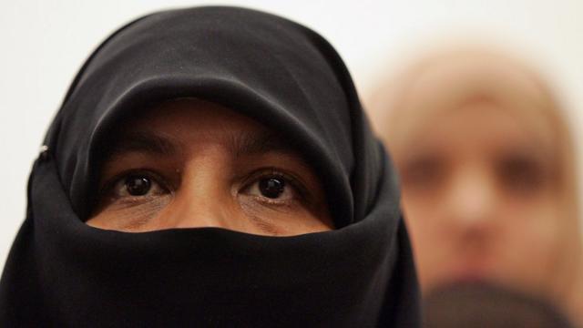 Kisah perempuan bercadar: Diteriaki maling, dilempar botol, hingga ditawari pekerjaan - BBC News ...