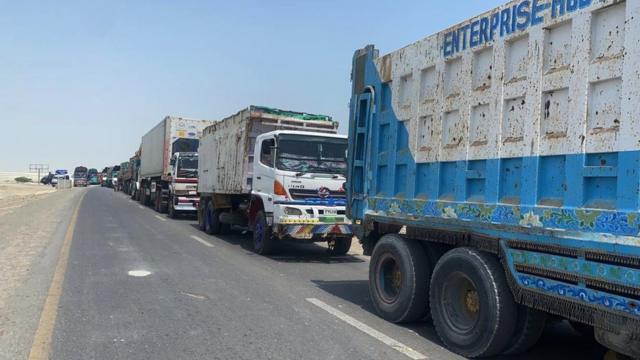 گودار میں دھرنا: غیرقانونی ماہی گیری اور سرحدی تجارت میں ’رکاوٹوں‘ کے ...