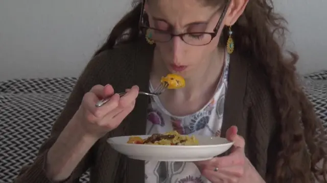 El extraño síndrome de la mujer que nunca siente hambre y pesa sólo 45 kilos - BBC News Mundo