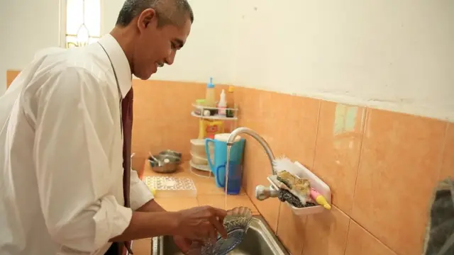 Ilham Anas: Kisah delapan tahun menjadi 'Obama KW Super' - BBC News ...