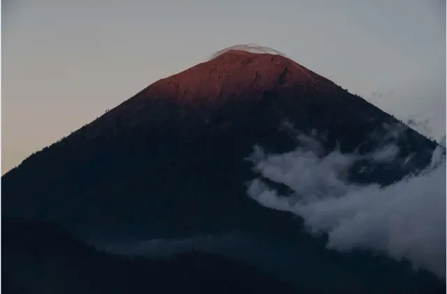 Siaga Gunung Agung: Warga yang menolak mengungsi dan yang tak perlu mengungsi - BBC News Indonesia